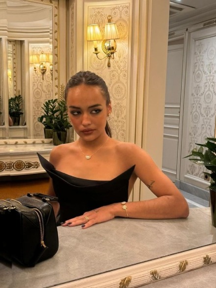 Pesona Thalia Besson, Pemeran Genevieve di serial 'Emily in Paris ...