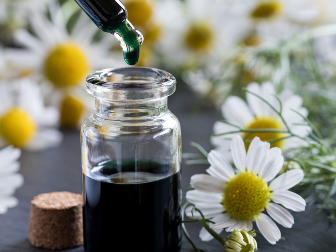 Mengenal Azulene Oil, Bahan Alami yang Membuat Skin Care Jadi Berwarna ...