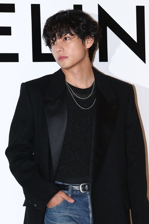 V BTS Jadi Brand Ambassador dari 8 Merek ini, Ada Cartier hingga TIRTIR ...