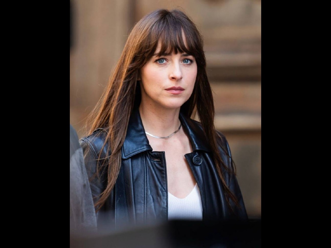Tren Birkin Bangs ala Dakota Johnson yang Effortless! - Beauty Journal