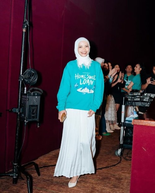 Mengenal Almira Bastari, Penulis Novel Home Sweet Loan yang Ajak ...