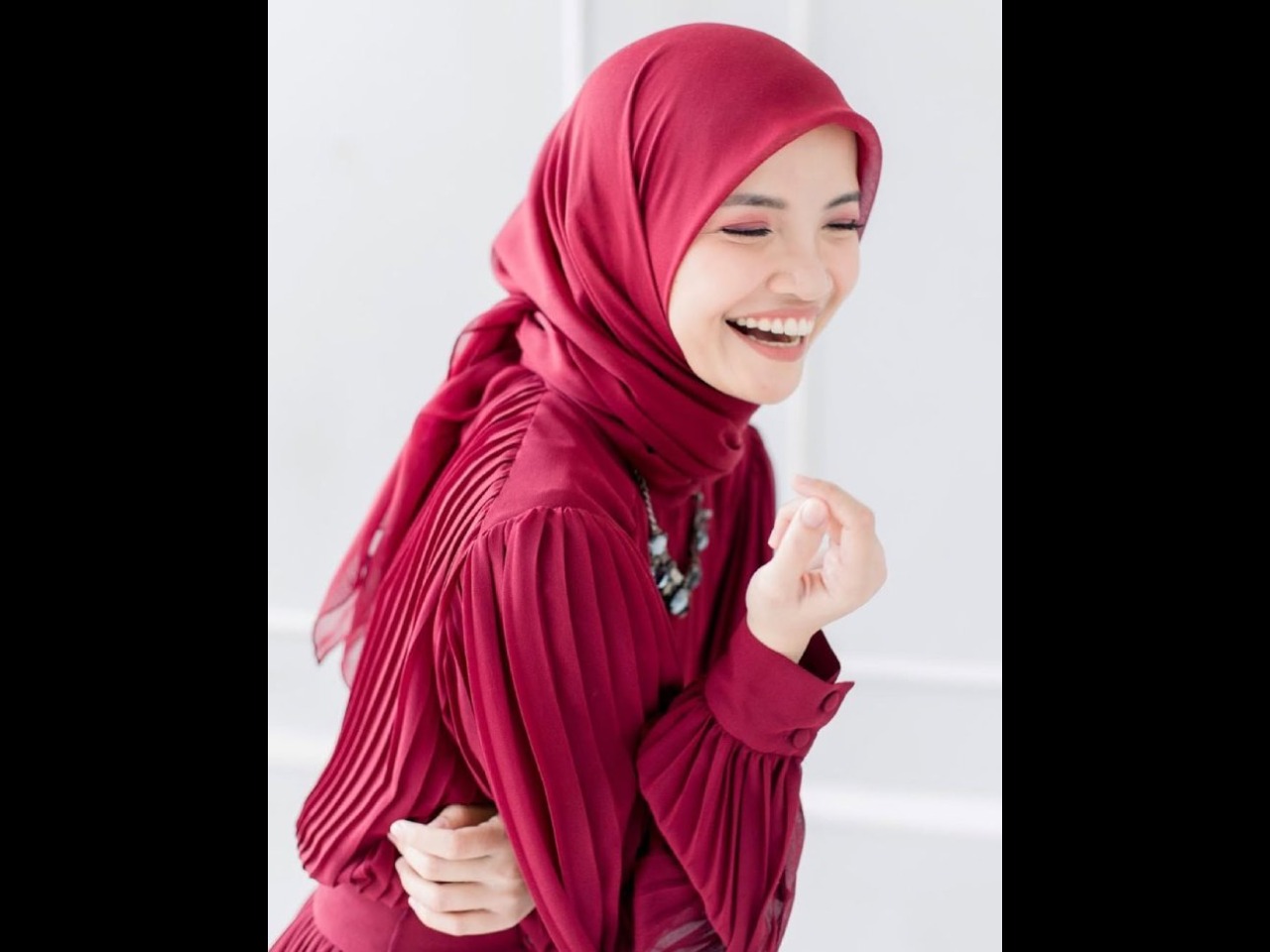 Mengenal Almira Bastari, Penulis Novel Home Sweet Loan yang Ajak ...