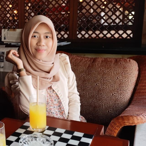 Mengenal Azulene Oil, Bahan Alami yang Membuat Skin Care Jadi Berwarna ...