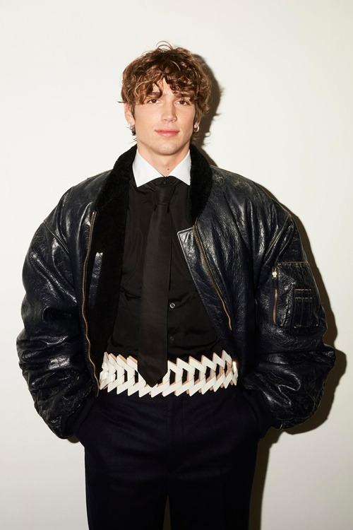 Ada Byeon Woo-seok hingga Joe Alwyn, ini Penampilan Seleb Dunia di ...