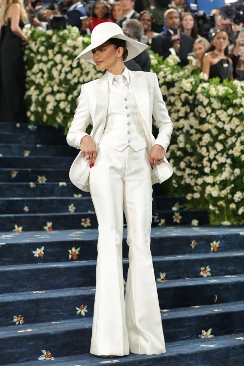 Berbalut Office Look, ini Kumpulan Penampilan Para Seleb di Met Gala ...