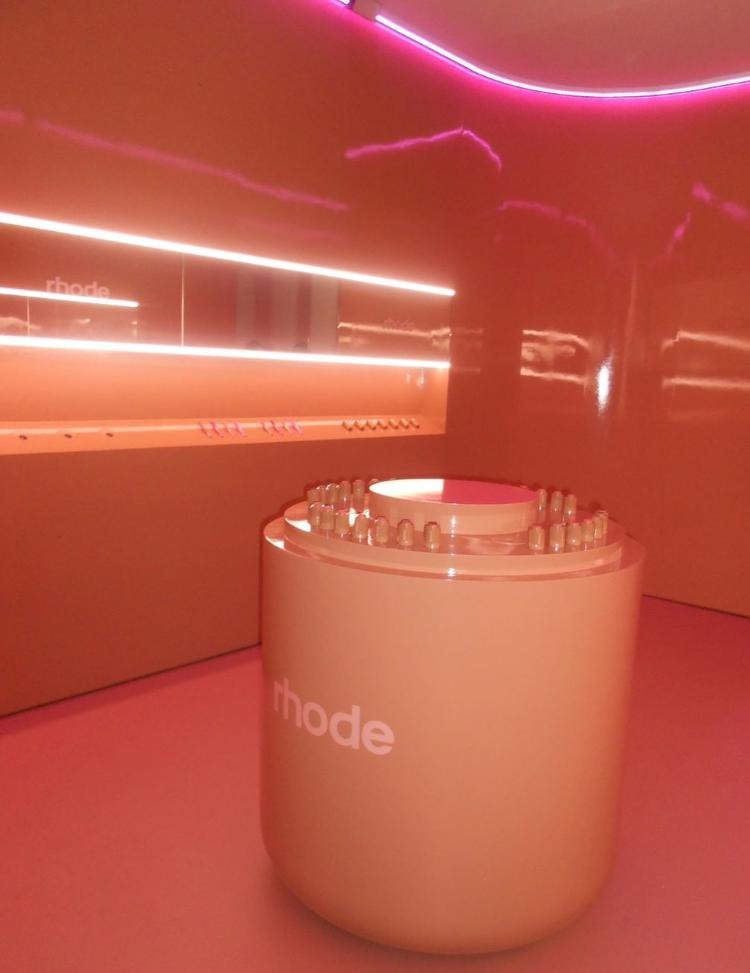 Mengintip Tampilan Pop up Booth rhode di New York yang jadi Incaran ...