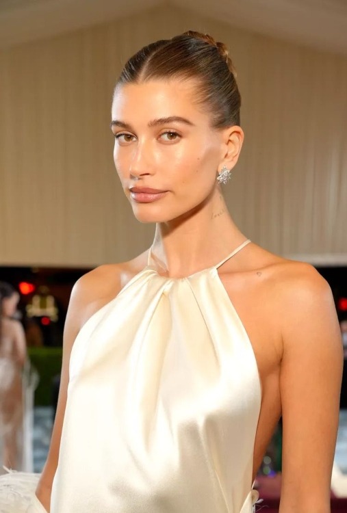 Tren Gaya Rambut Bleph Bun ala Seleb Hollywood yang Bisa Bikin Efek ...