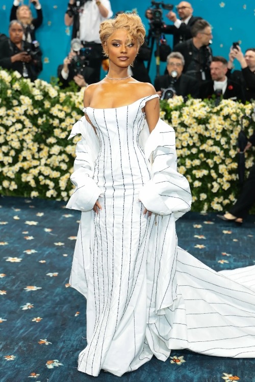 Berbalut Office Look, ini Kumpulan Penampilan Para Seleb di Met Gala ...
