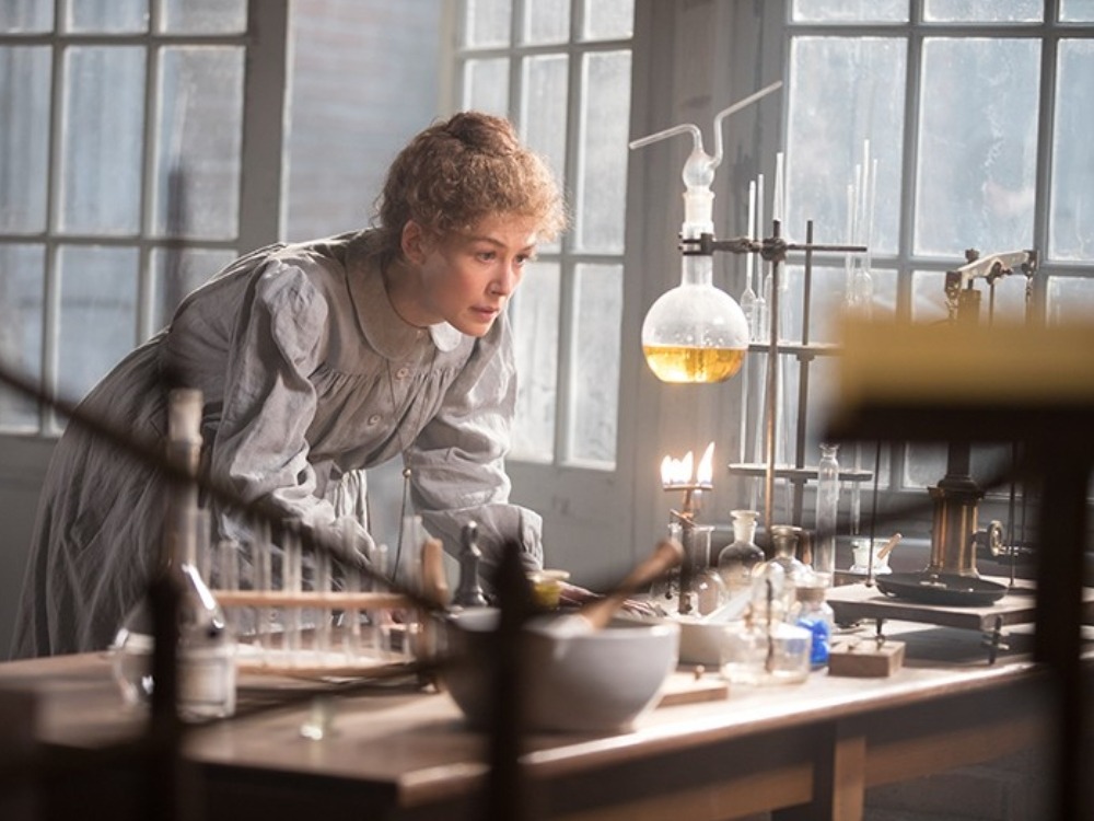 Review Film: Radioactive, Kisah Kehidupan Marie Curie, Perempuan ...