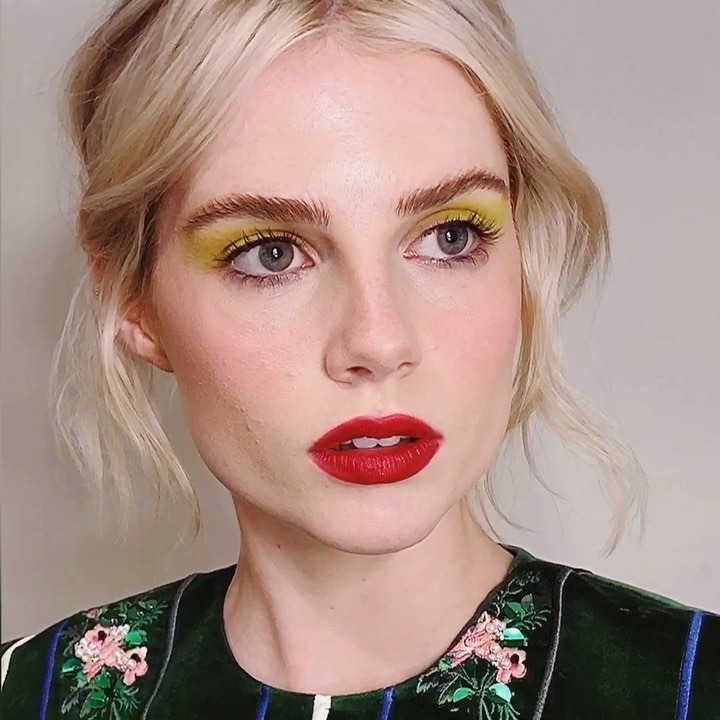 Tampil Beda dan Unik dengan Inspirasi Makeup Mata Lucy Boynton oleh ...