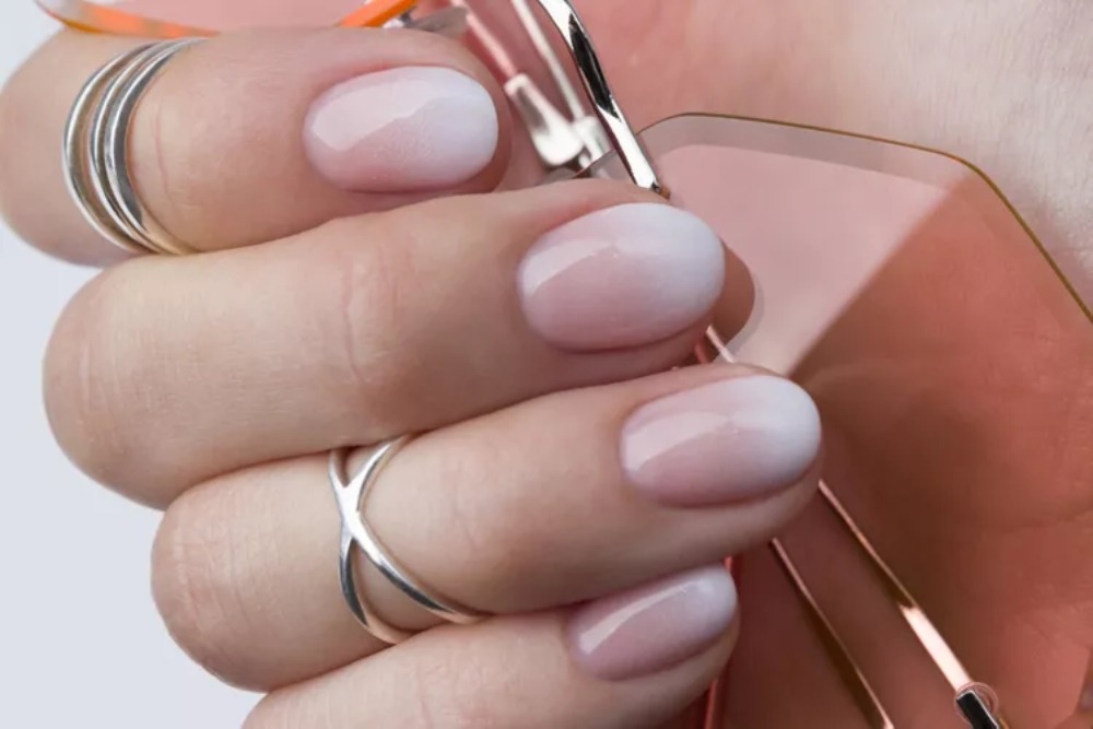 Begini Cara Ciptakan Tren Syrup Nails yang Populer di TikTok - Beauty ...