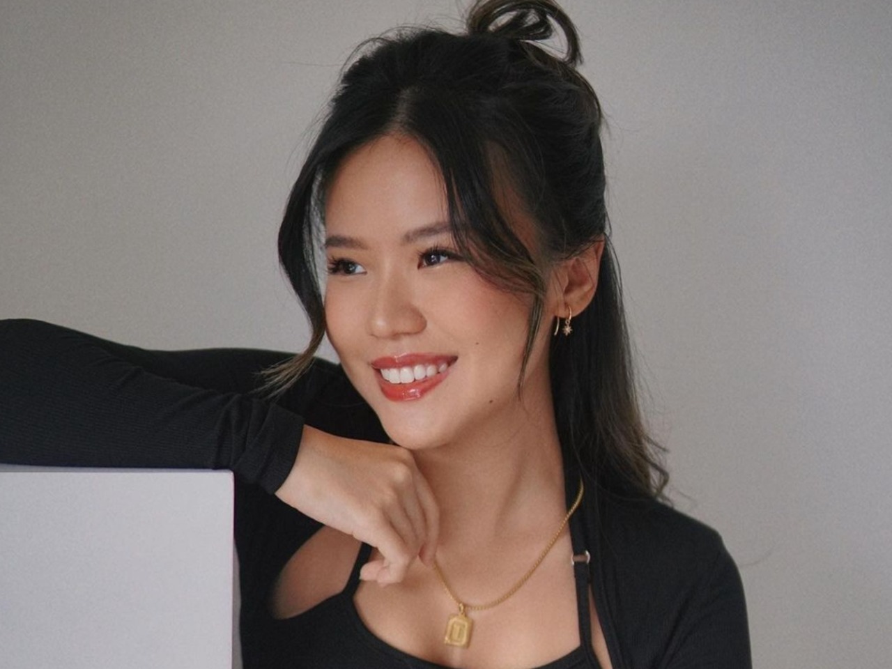 Mudah Diikuti, Begini Tutorial Complexion Cloudy Skin Look ala Titan Tyra - Beauty Journal