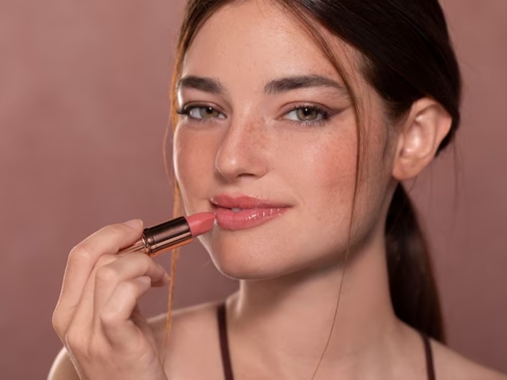 Mudah Diikuti, Begini Tutorial Complexion Cloudy Skin Look ala Titan Tyra - Beauty Journal