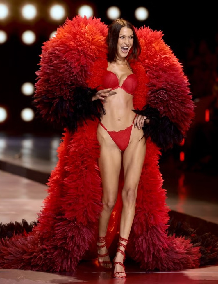 Kembali ke Runaway! Ini 10 Penampilan Bella Hadid yang Ikonik di Atas Catwalk - Beauty Journal