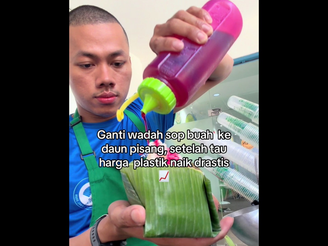 Video TikTok Parodi Pedagang Pakai Daun Pisang Jadi Kemasan Produk ...