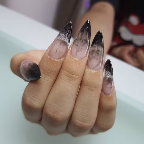 10 Inspirasi Smoke Nail Art untuk Halloween yang Lebih Magical ...