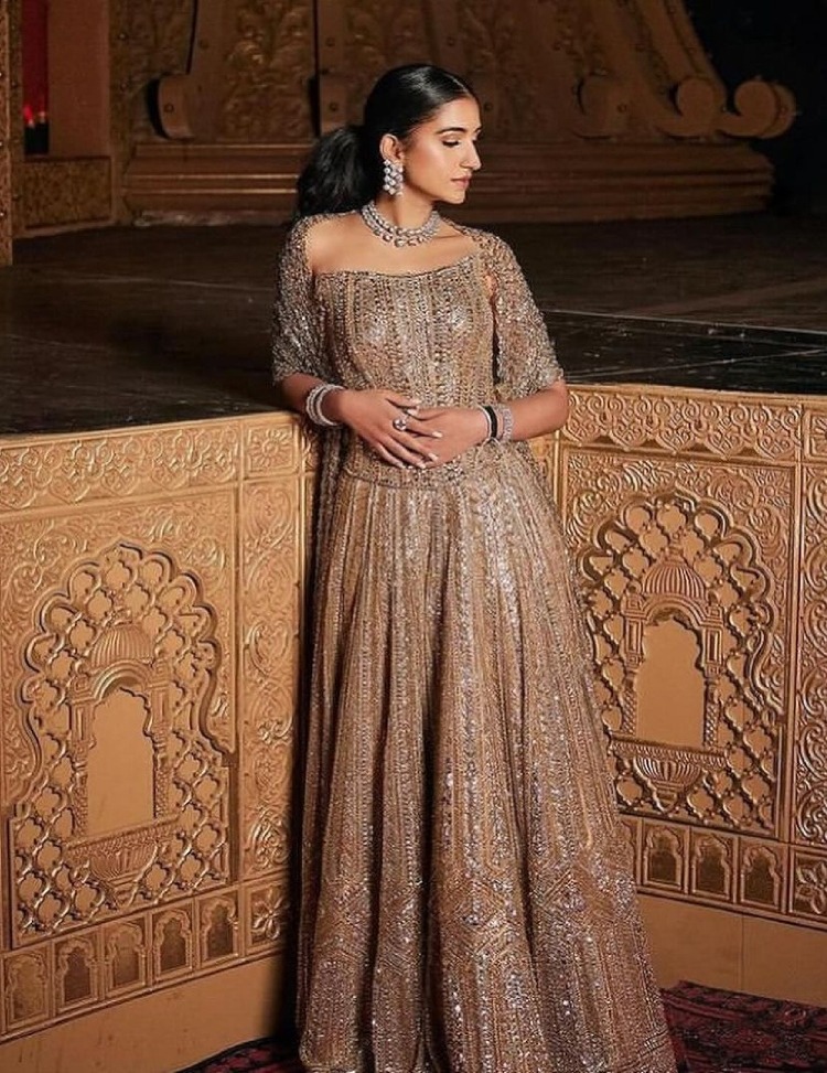 Anggun dan Menawan, ini 5 Tampilan Radhika Merchant dalam Busana ...