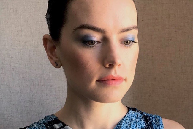 Minimalis dan Flawless, Berikut Inspirasi Makeup dari Daisy Ridley ...