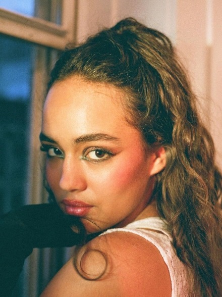 Pesona Thalia Besson, Pemeran Genevieve di serial 'Emily in Paris ...