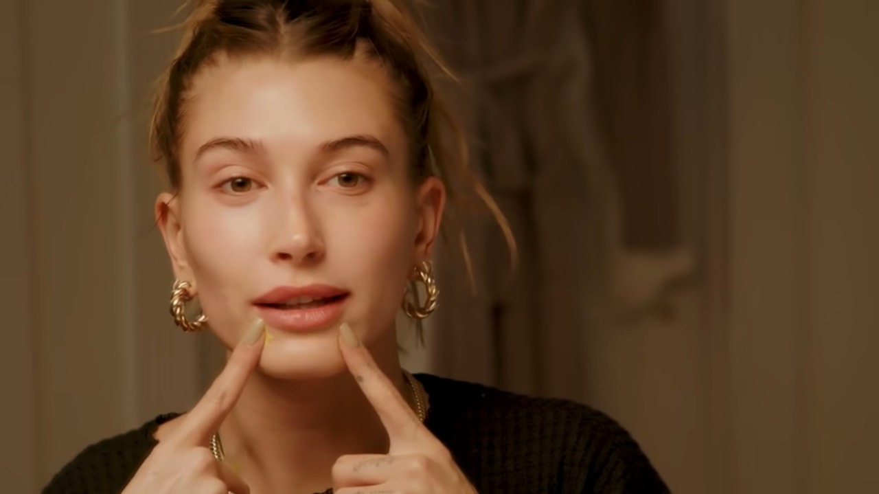 Hailey Bieber Bagikan Skin Care Rutinnya untuk Dapatkan Tampilan 'Glaze ...