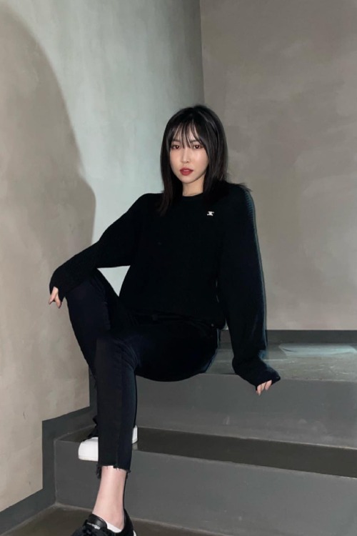 Kasual hingga Feminin, Intip 10 Inspirasi OOTD ala Yuju Eks GFRIEND ...