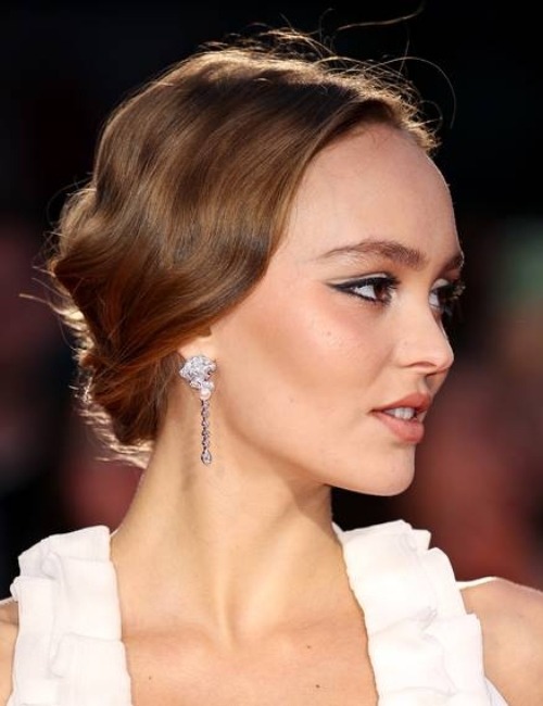 Khas dengan Eyeliner, Ini 10 Gaya Makeup Lily-Rose Depp yang Super ...