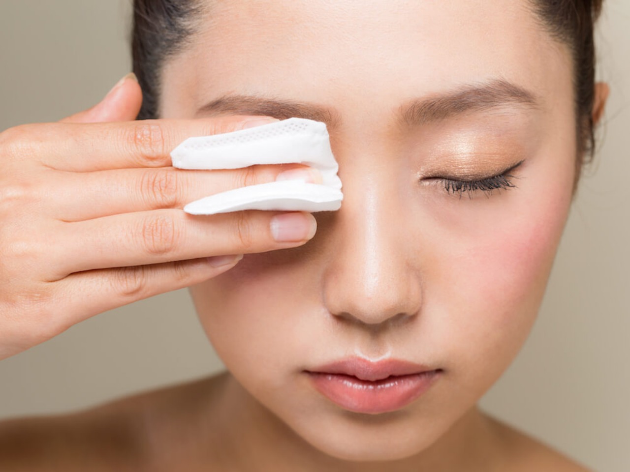 Perlu Lebih Hati-hati, Berikut Tips Membersihkan Makeup Mata yang Bisa ...