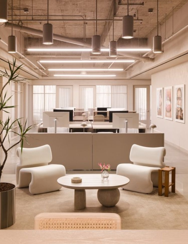 Berkonsep Clean Girl Aesthetic, Begini Tampilan Kantor Rhode di Beverly ...