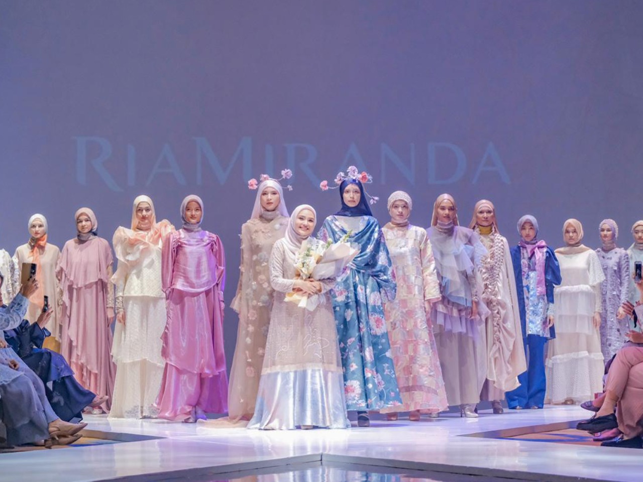 10 Tahun Berkarya, Ria Miranda Gelar Pertunjukkan Mode Tunggal Tahunan ...