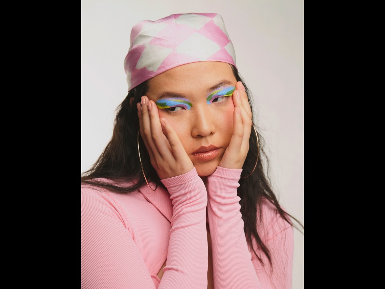 Tutorial Makeup dengan Eyeshadow Warna Biru dari TikTok, Buat Kamu ...
