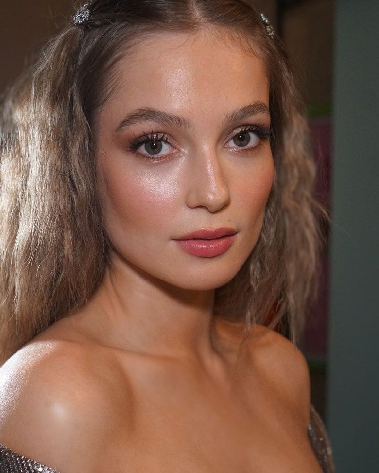 Clean hingga Glam, Ini Inspirasi Makeup Hannah Dodd yang Menarik Ditiru ...