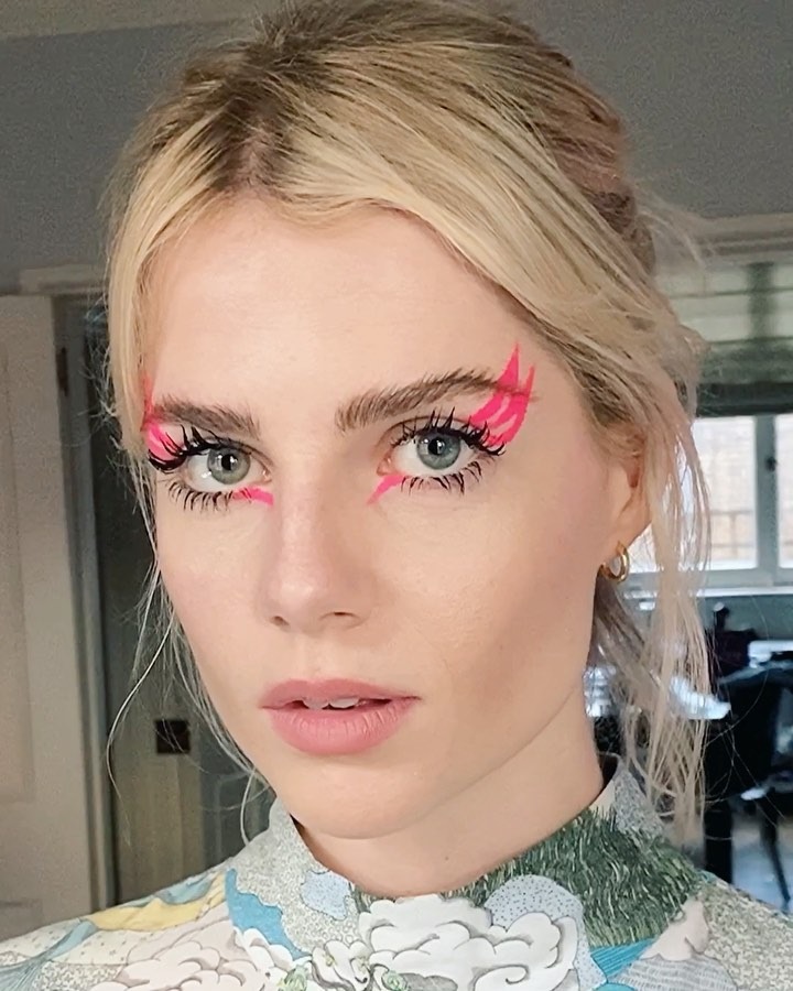 Tampil Beda dan Unik dengan Inspirasi Makeup Mata Lucy Boynton oleh ...