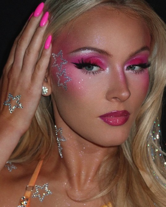 Gaya Makeup Zara Larsson Selama Midnight Sun Tour, Curi Perhatian dalam ...