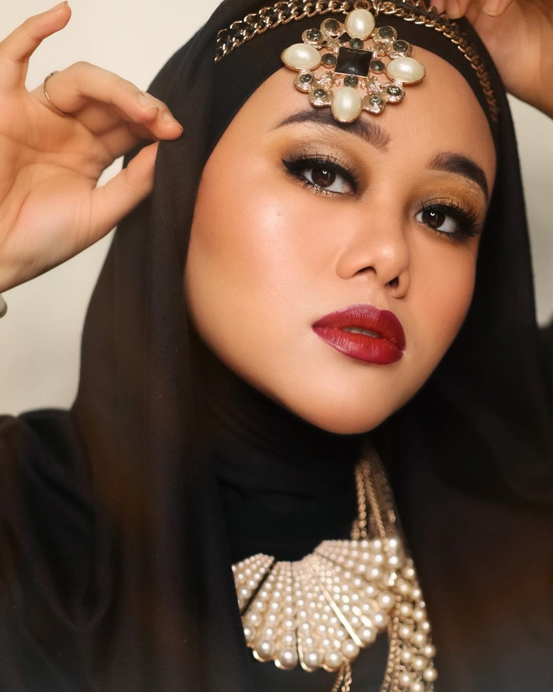Identik dengan Tampilannya yang Bold, Yuk, Intip Inspirasi Makeup ala ...