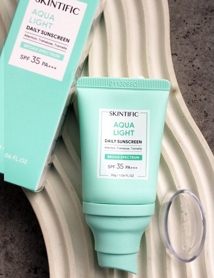 Review: SKINTIFIC Aqua Light Daily Sunscreen SPF 35 PA+++, Favorit Baru ...