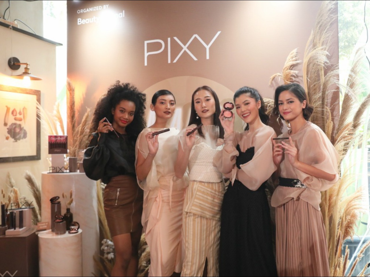 Pixy Steal The Spotlight: Mengintip Produk Dekoratif Baru Make It Glow ...