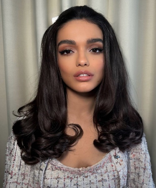 Inspirasi Makeup ala Rachel Zegler dalam Rangkaian Promosi Film Snow ...