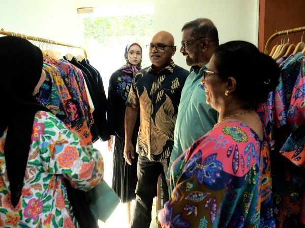 Koleksi Terbaru Desainer Mira Hoeng ini Bakal Didonasikan untuk Bantu ...