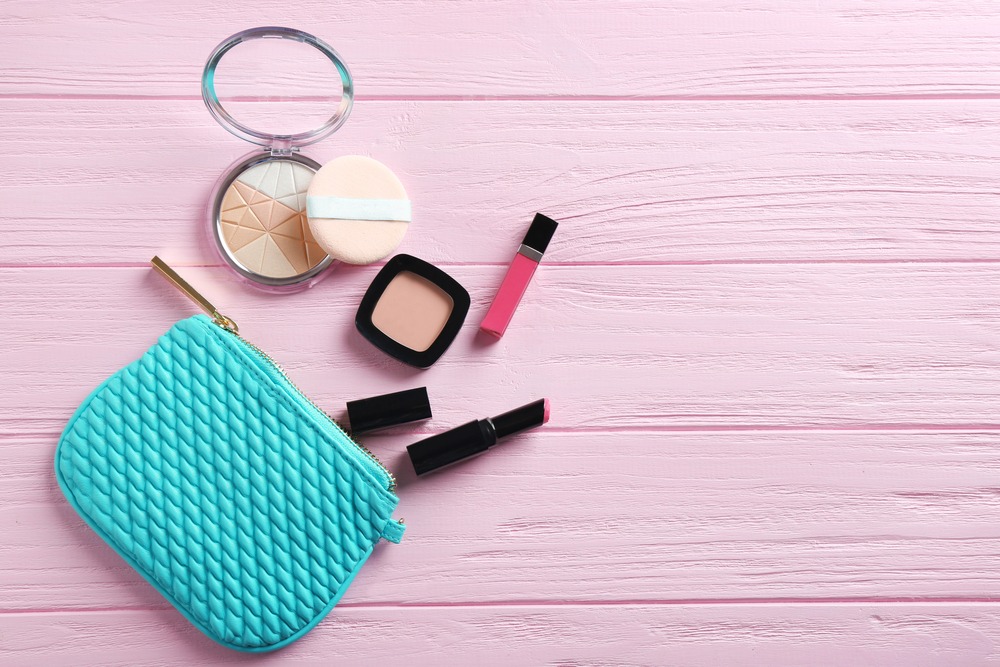 Tips Menata Produk Kecantikan dalam Makeup Pouch dari Para Makeup ...