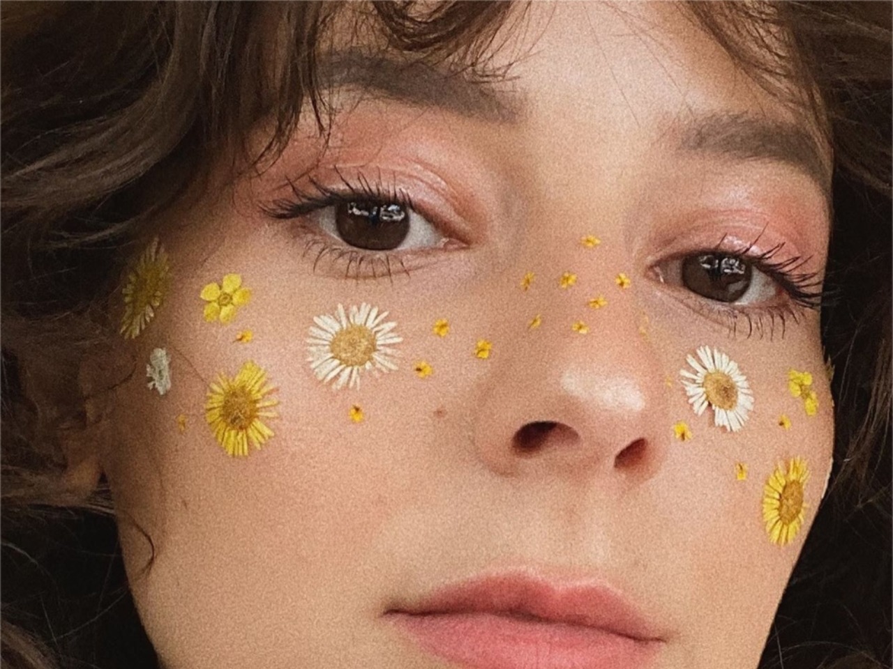 Intip Inspirasi Makeup Bernuansa Bunga ala Alyssa Coscarelli, Beauty ...