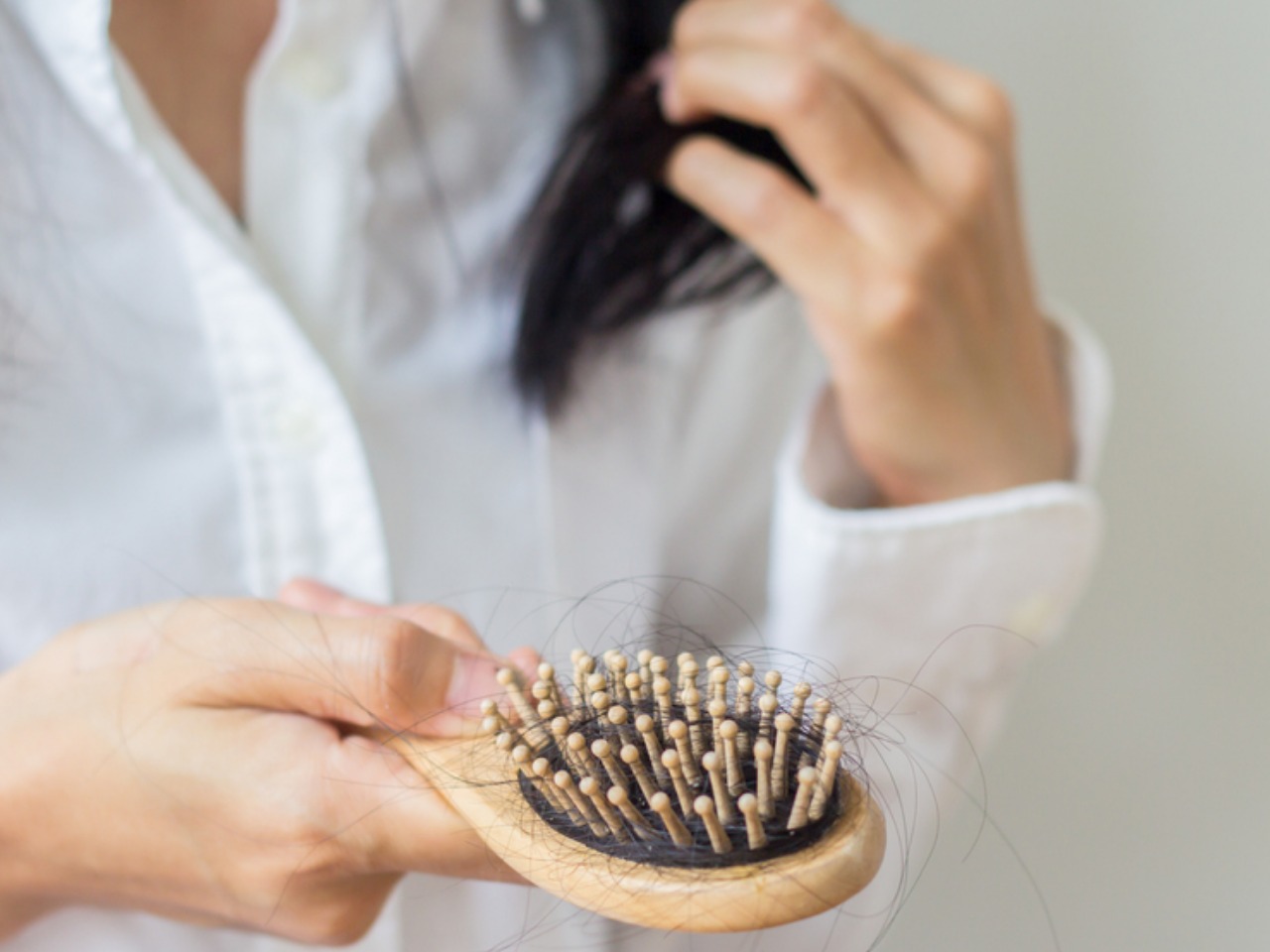 5 Hal yang Perlu Kamu Ganti untuk Mengatasi Rambut Rontok - Beauty Journal