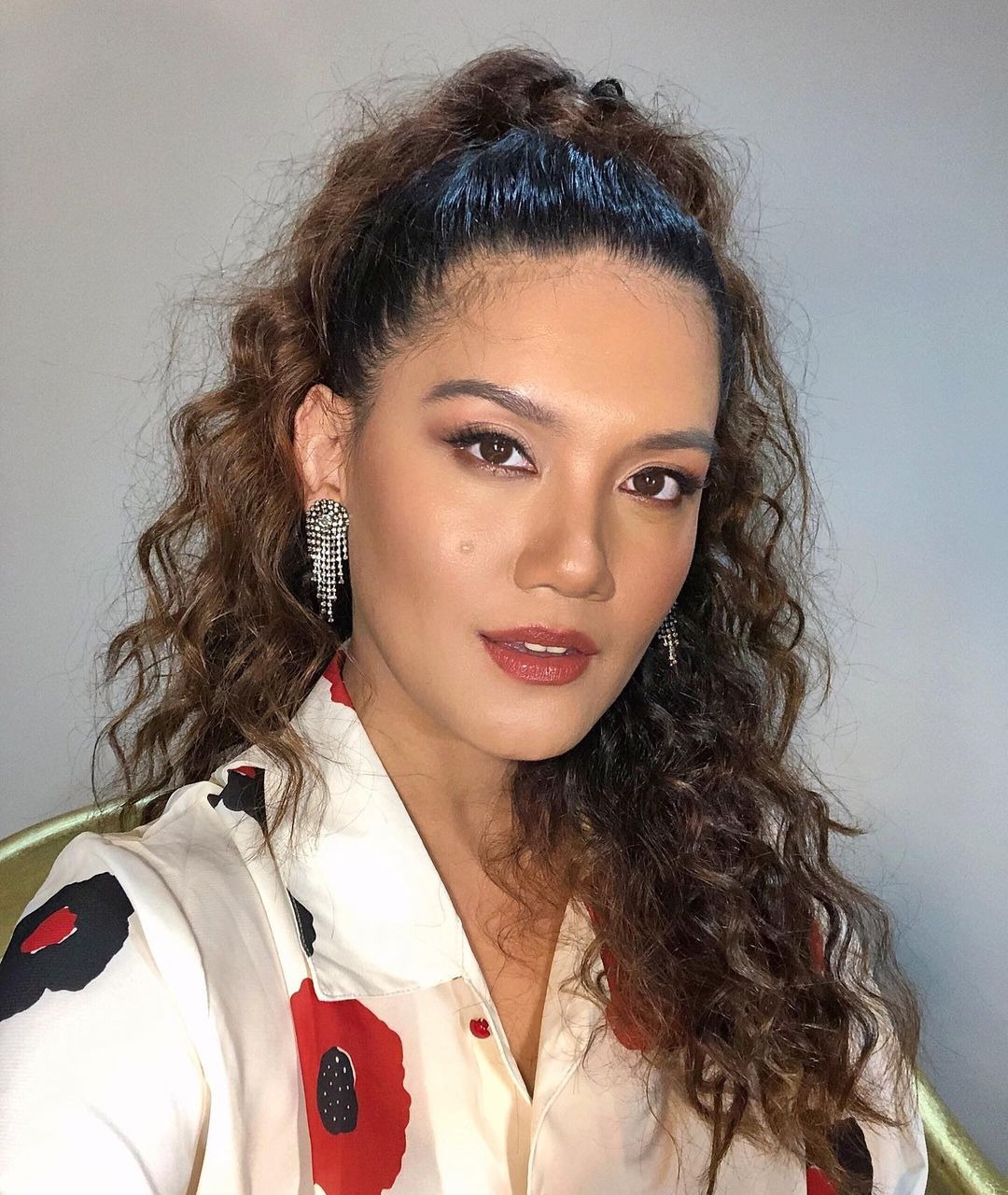 Tampil Cantik dengan Kulit Sawo Matang, Ini Gaya Makeup Monita Tahalea ...