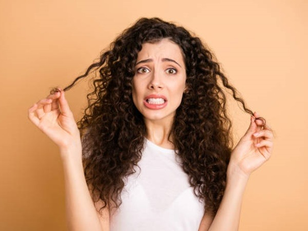 7 Tips Menjaga Kelembapan Rambut Keriting agar Tidak Mudah Kering ...