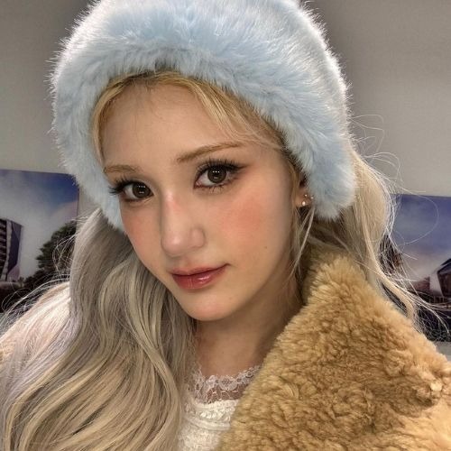 Rilis Brand Makeup GLYF, Intip Look Makeup Jeon So-mi yang Selalu ...
