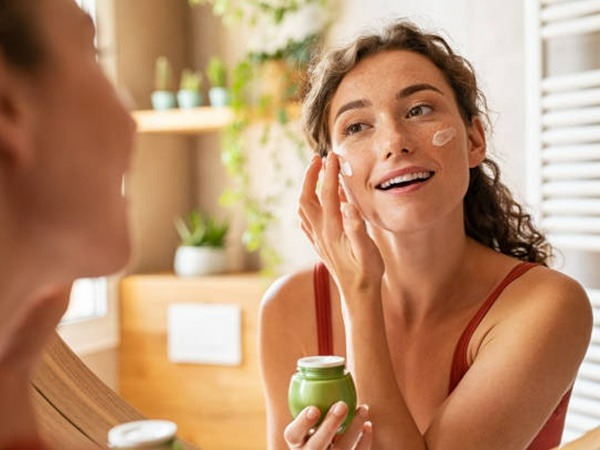 Disebut Akan Jadi Kandungan Skincare Populer, Apa itu Eksosom ...