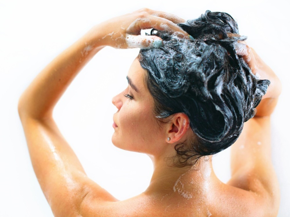 Ingin Atasi Rambut Rontok? Coba Gunakan Shampo dengan Kandungan Bahan ...
