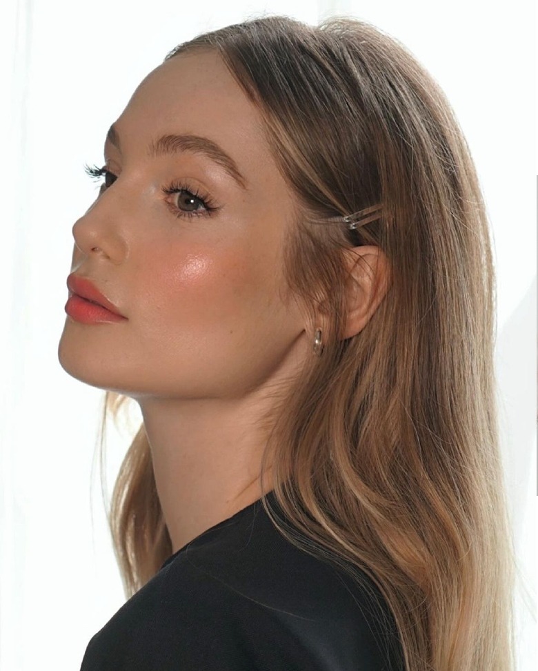 Clean hingga Glam, Ini Inspirasi Makeup Hannah Dodd yang Menarik Ditiru ...