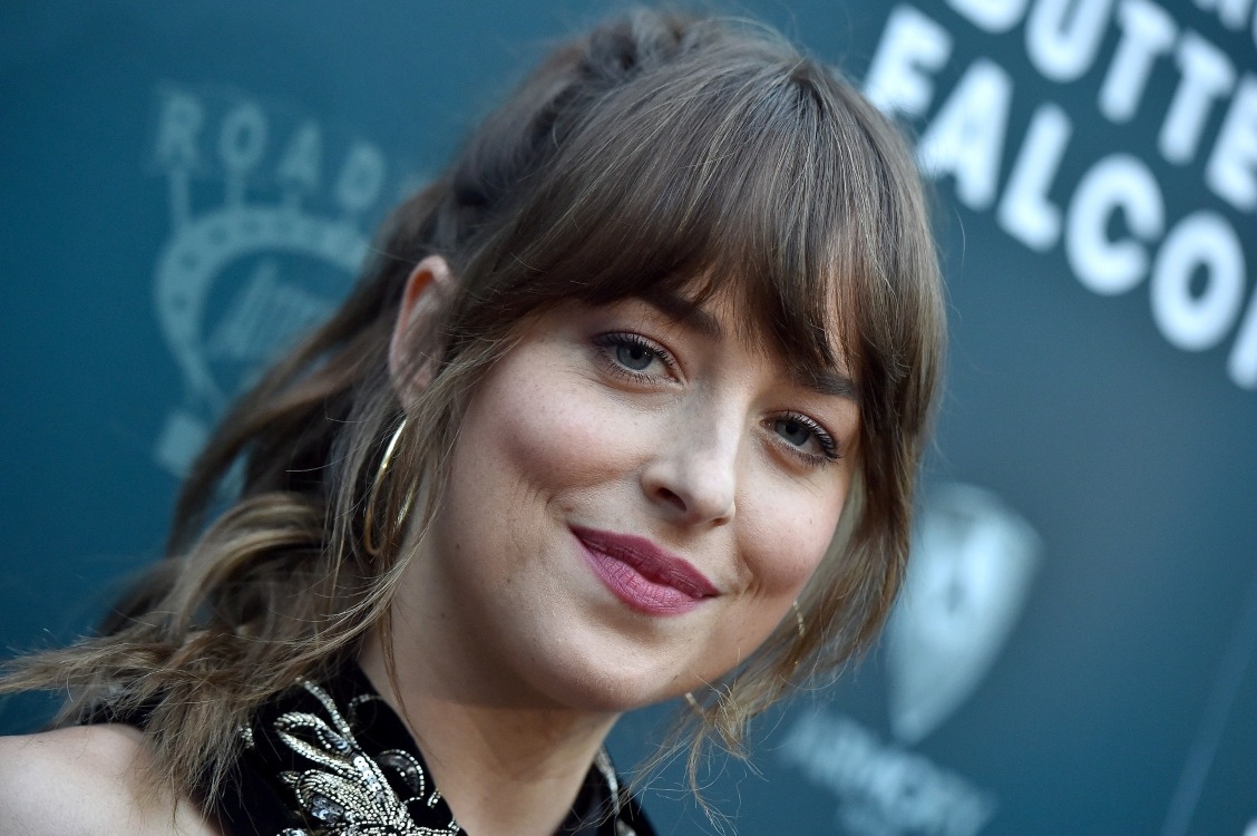 Perawatan Kulit hingga Tips Makeup ala Dakota Johnson - Beauty Journal
