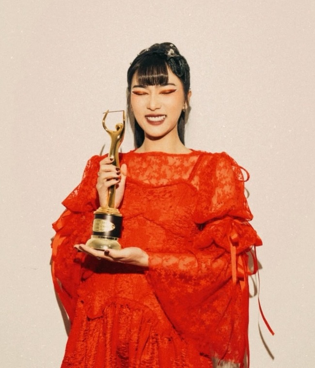 Bernadya Raih Penghargaan Pertama, ini Potret Musisi Pemenang AMI Awards 2024 - Beauty Journal