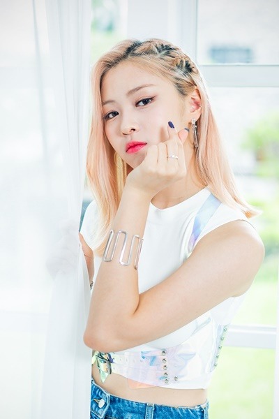 Happy Birthday Shin Ryujin! Yuk, Intip 7 Gaya Rambut Member ITZY yang Jago Nge-Rap Ini! - Beauty ...